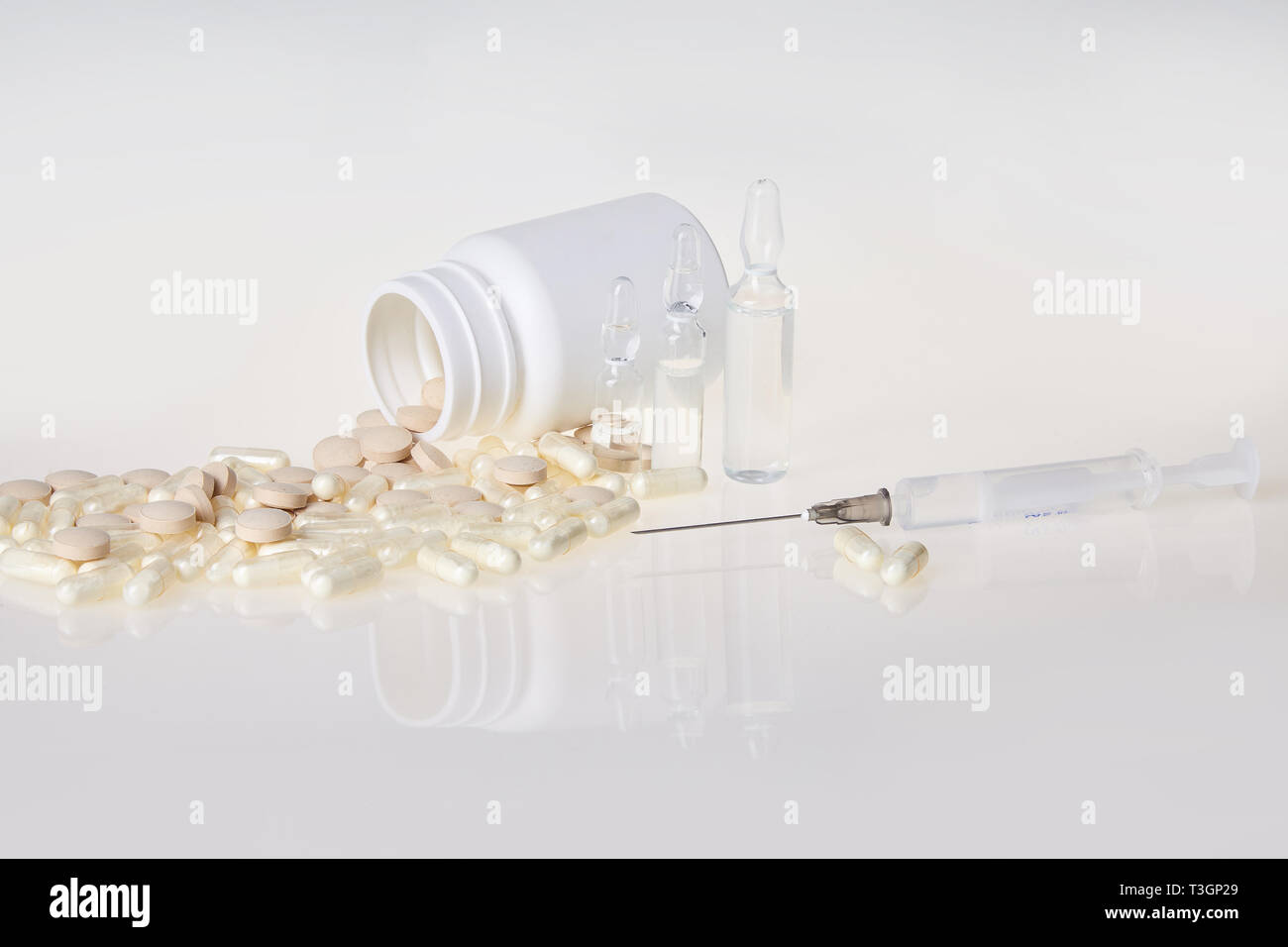 Tablets injection hi-res stock photography and images - Alamy