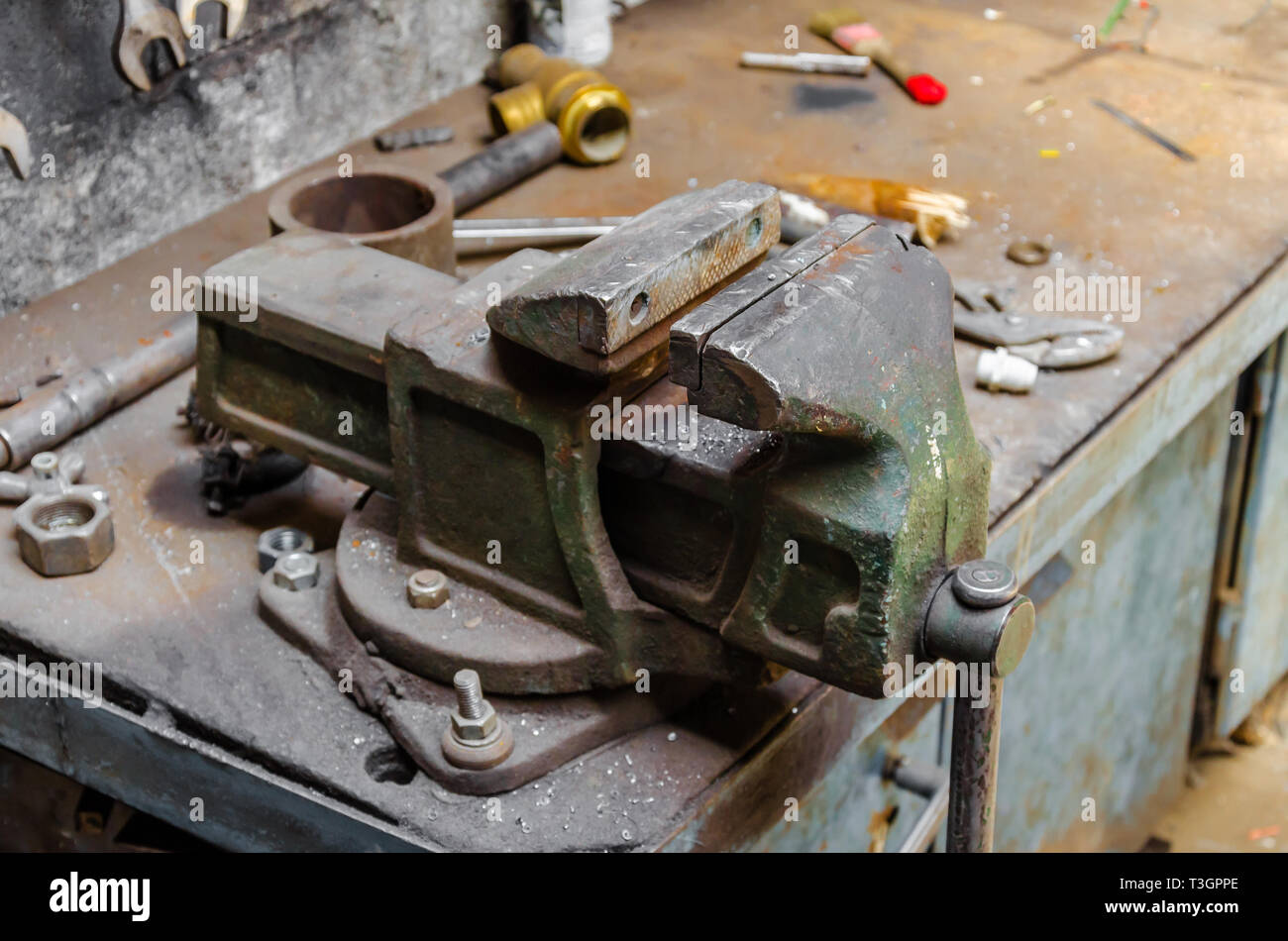 Old metal vise in the metalwork shop Stock Photo - Alamy