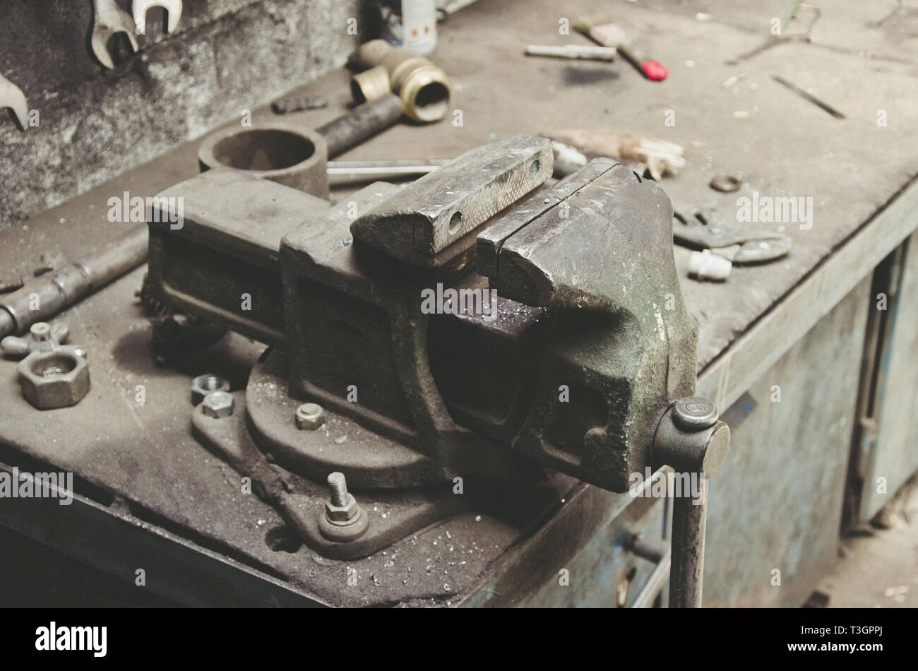 Old metal vise in the metalwork shop Stock Photo - Alamy