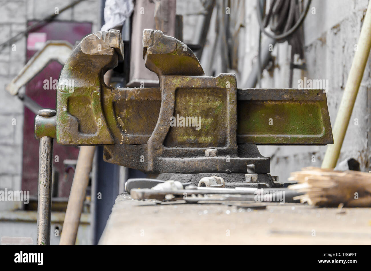 Old metal vise in the metalwork shop Stock Photo - Alamy