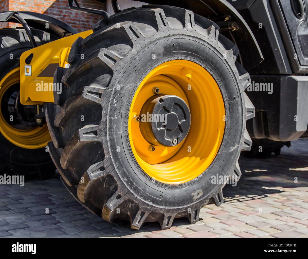 Large thick wheel excavator Stock Photo - Alamy