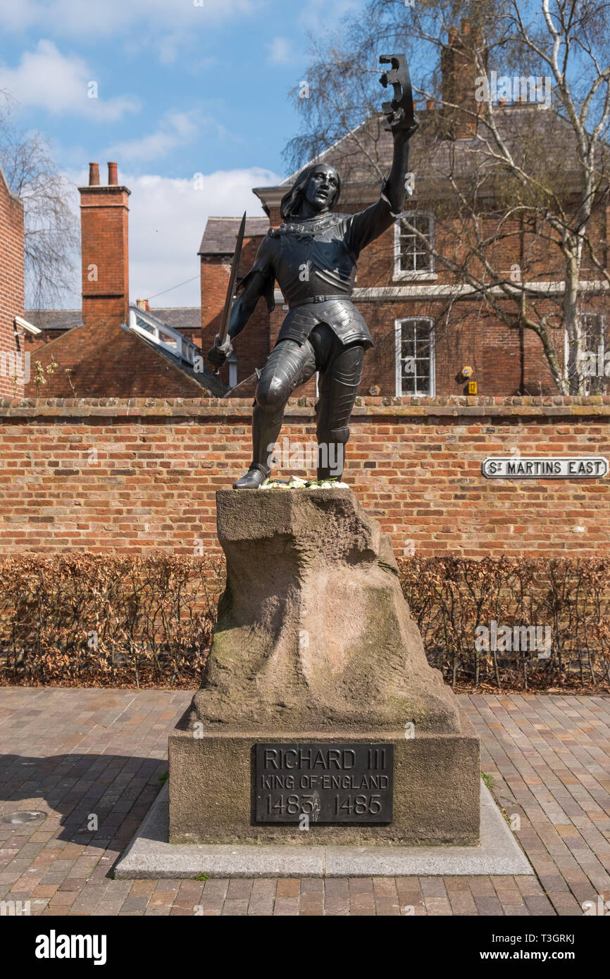 Richard lll 3rd statue in Leicester Cathedral Gardens Stock Photo - Alamy
