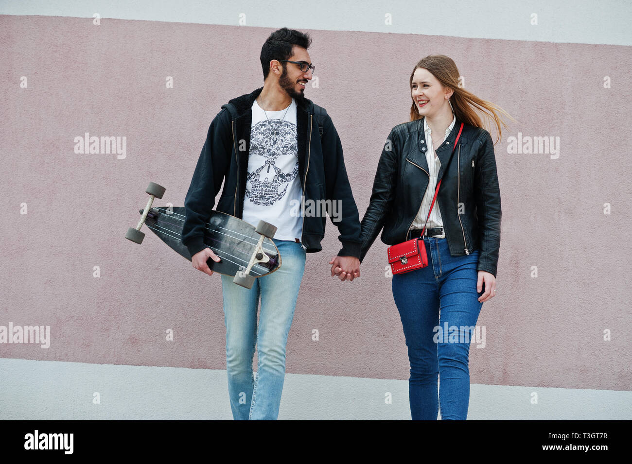Hoding hands hi-res stock photography and images - Alamy