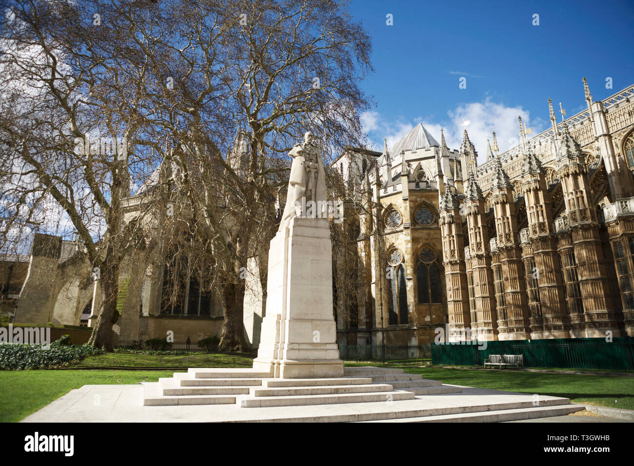 Westminster statues - King George V Statue London Stock Photo - Alamy