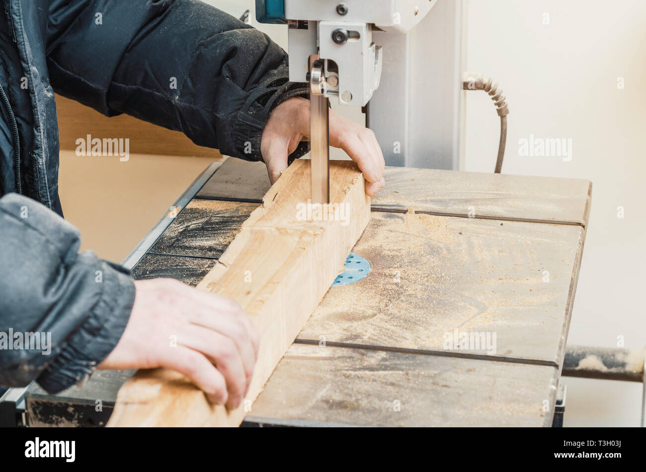 Hands with band saw hi-res stock photography and images - Alamy