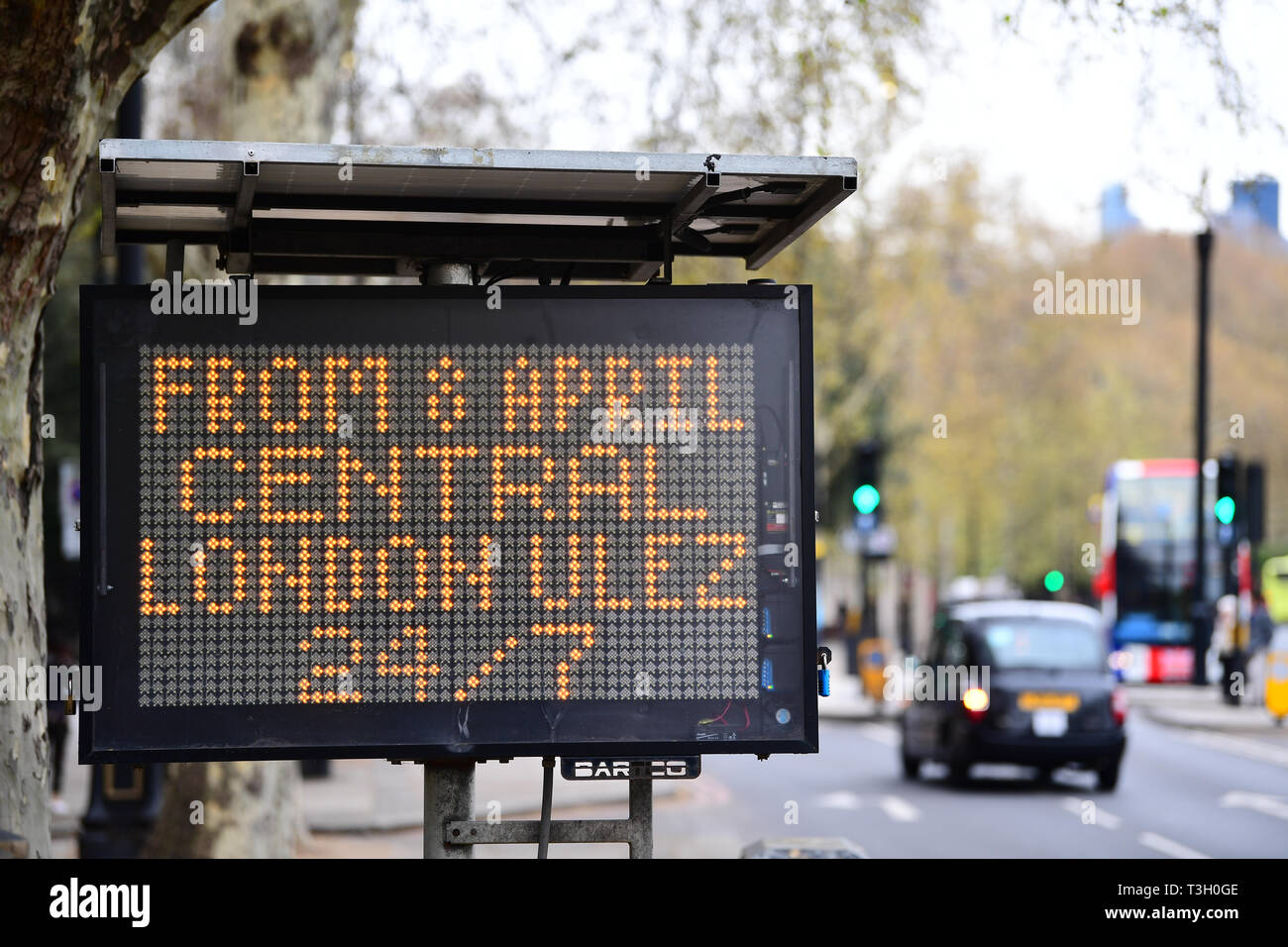 Embankment sign hi-res stock photography and images - Alamy