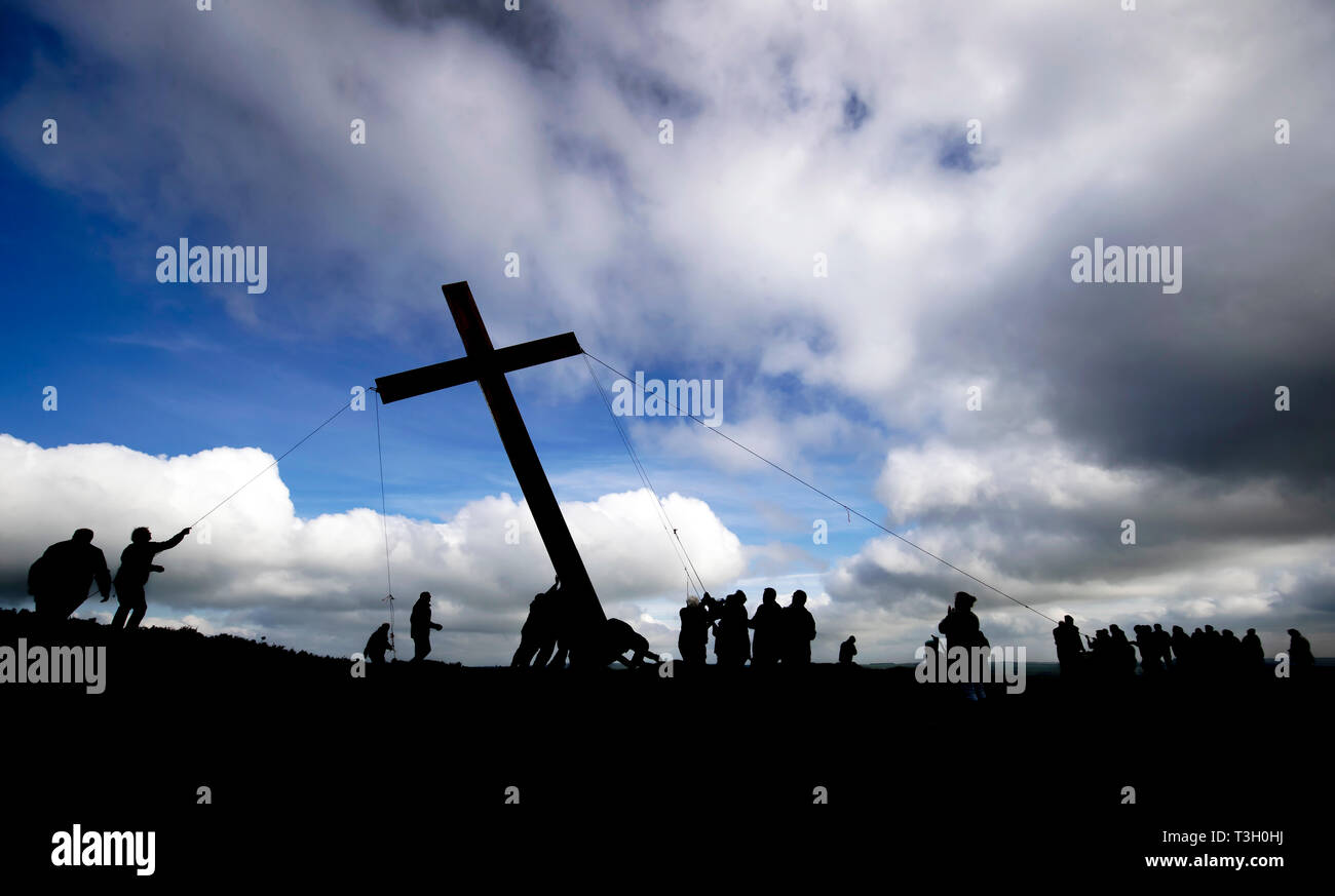 Over 50 people install a 36-feet high cross ahead of Easter on Surprise ...