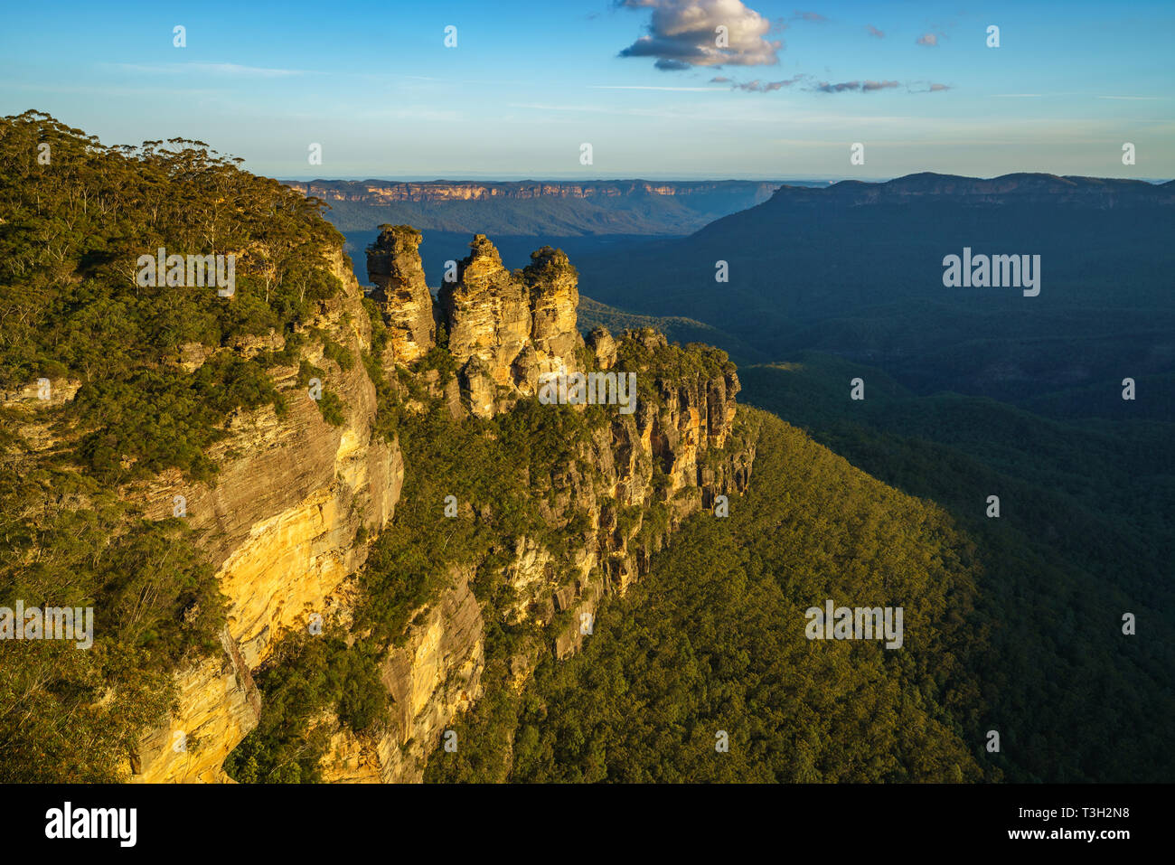 sunset at three sisters lookout, blue mountains national park ...