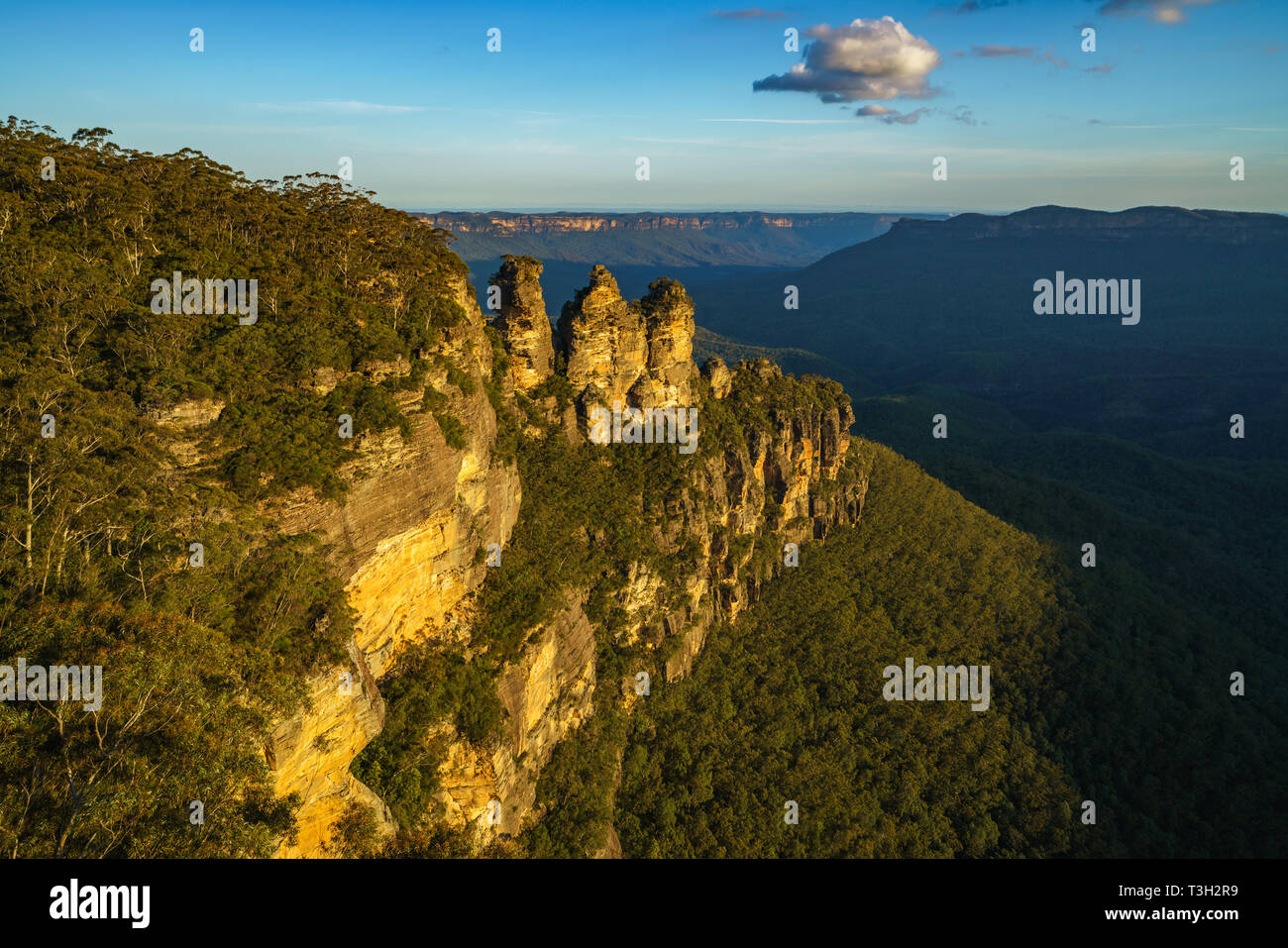 sunset at three sisters lookout, blue mountains national park ...