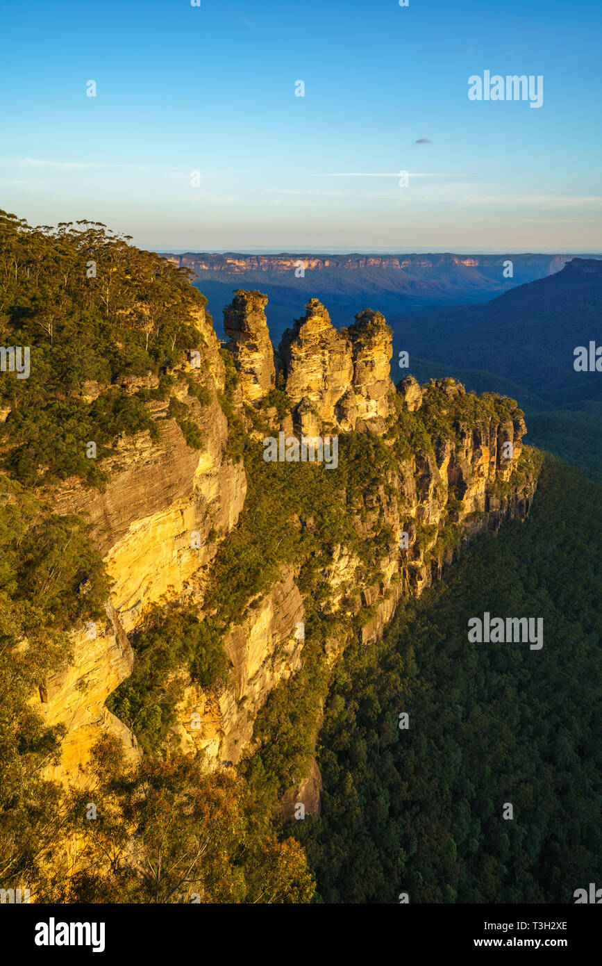 sunset at three sisters lookout, blue mountains national park ...