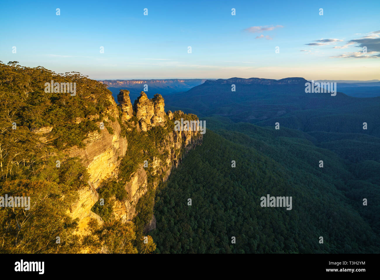 sunset at three sisters lookout, blue mountains national park ...