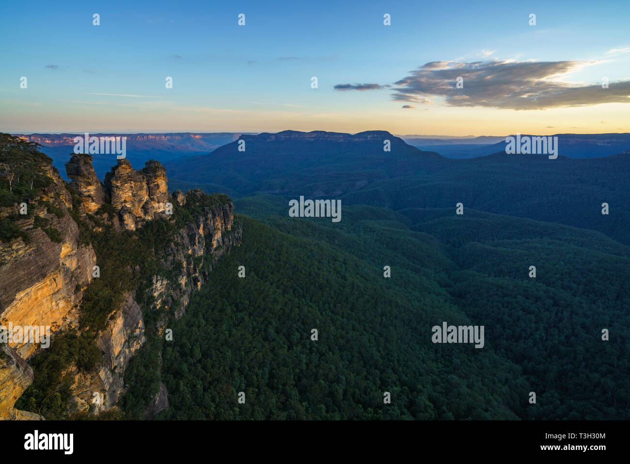 sunset at three sisters lookout, blue mountains national park ...