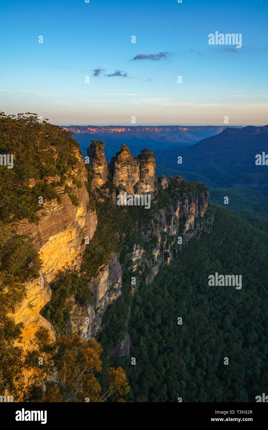 sunset at three sisters lookout, blue mountains national park ...