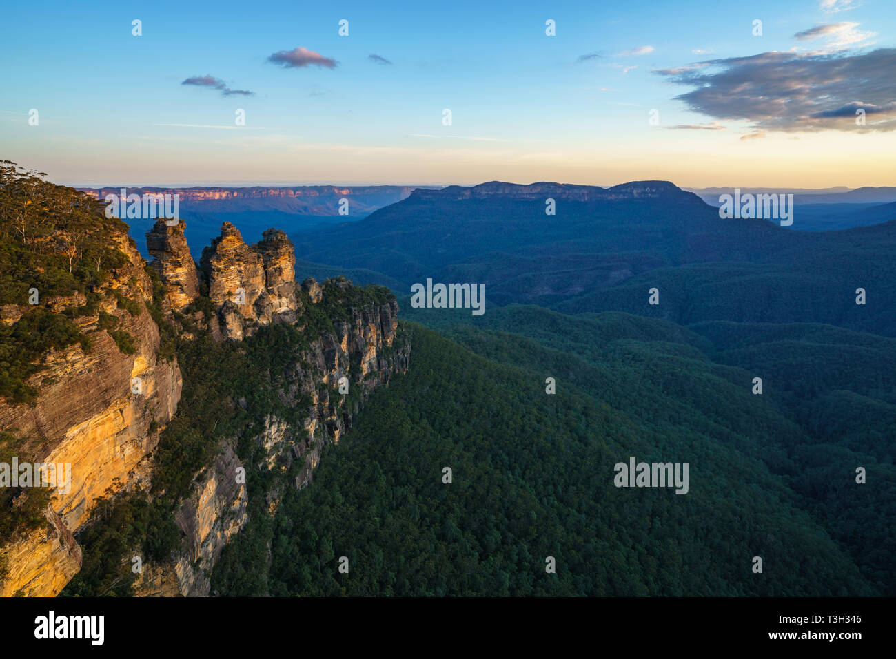 sunset at three sisters lookout, blue mountains national park ...