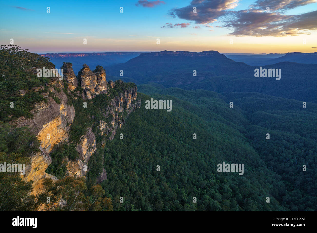 sunset at three sisters lookout, blue mountains national park ...