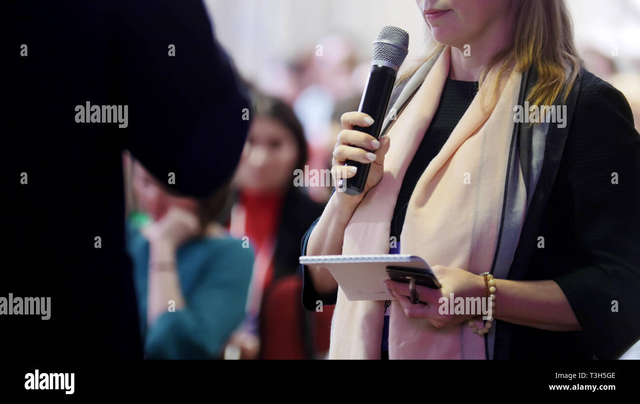 Business woman seminar mic hi-res stock photography and images - Alamy