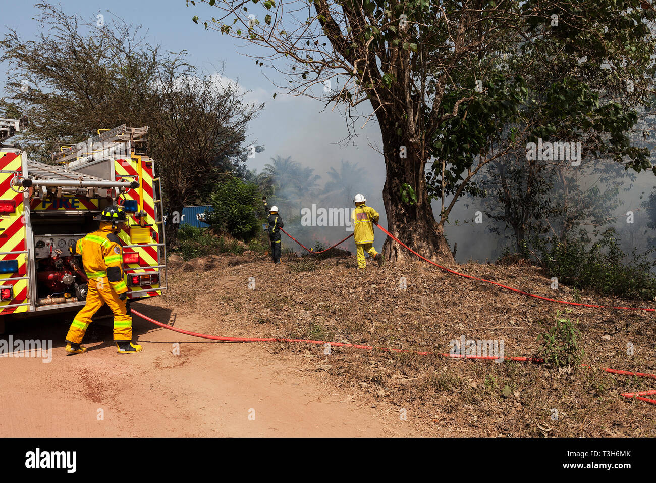 Sierra Leoneans in emergency response team training in fire fighting ...