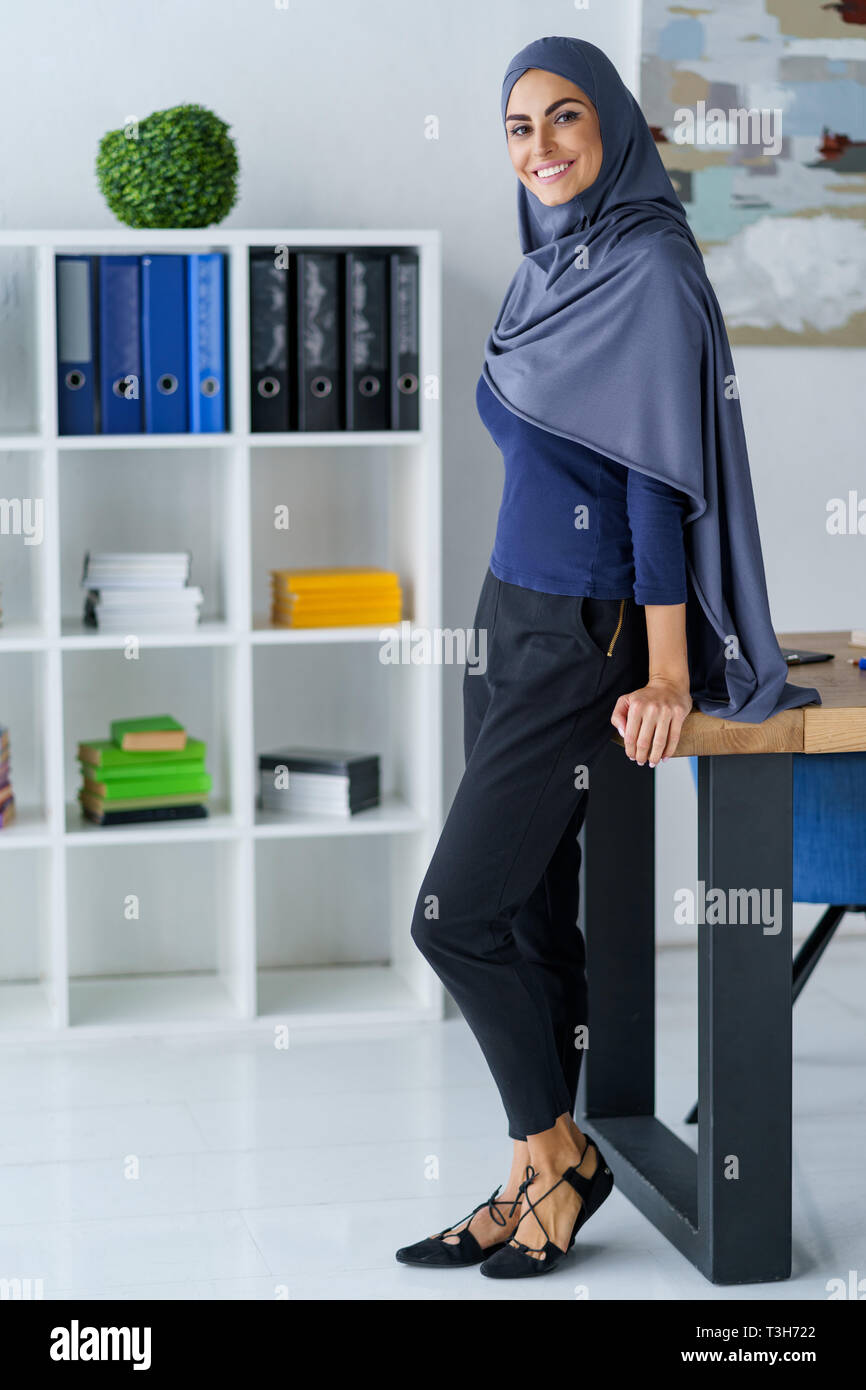 Arabic Lady Standing High Resolution Stock Photography and Images - Alamy