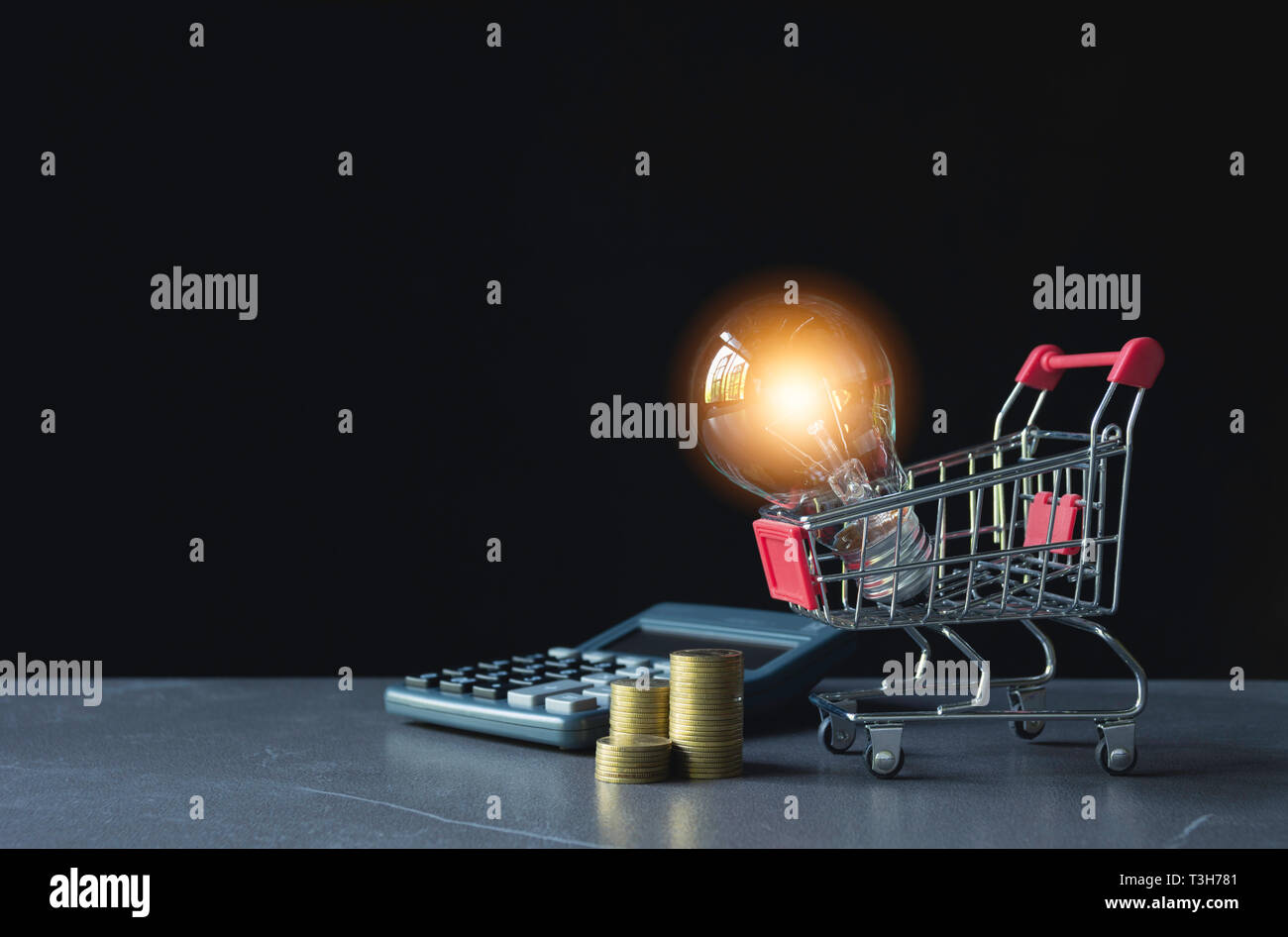 Shopping cart light bulb saving hi-res stock photography and images - Alamy