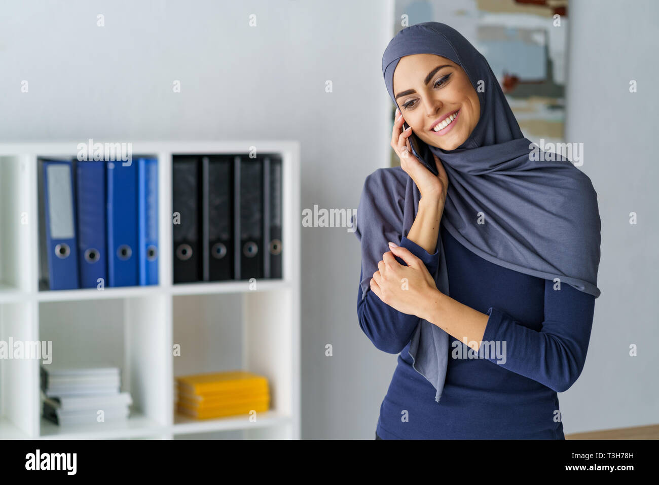 Happy Muslim woman talking Stock Photo - Alamy