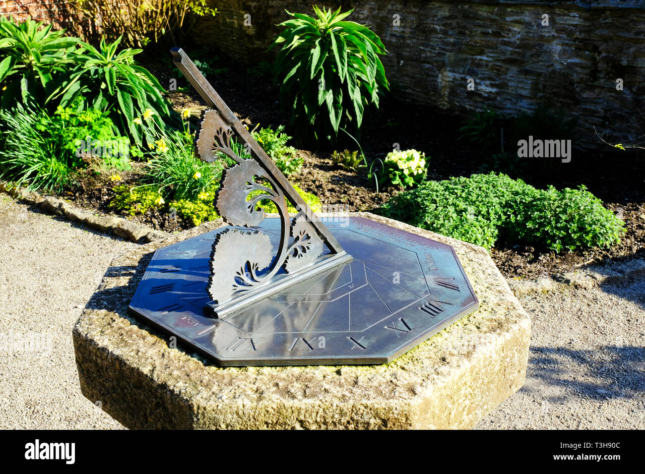 Garden sundial hi-res stock photography and images - Alamy