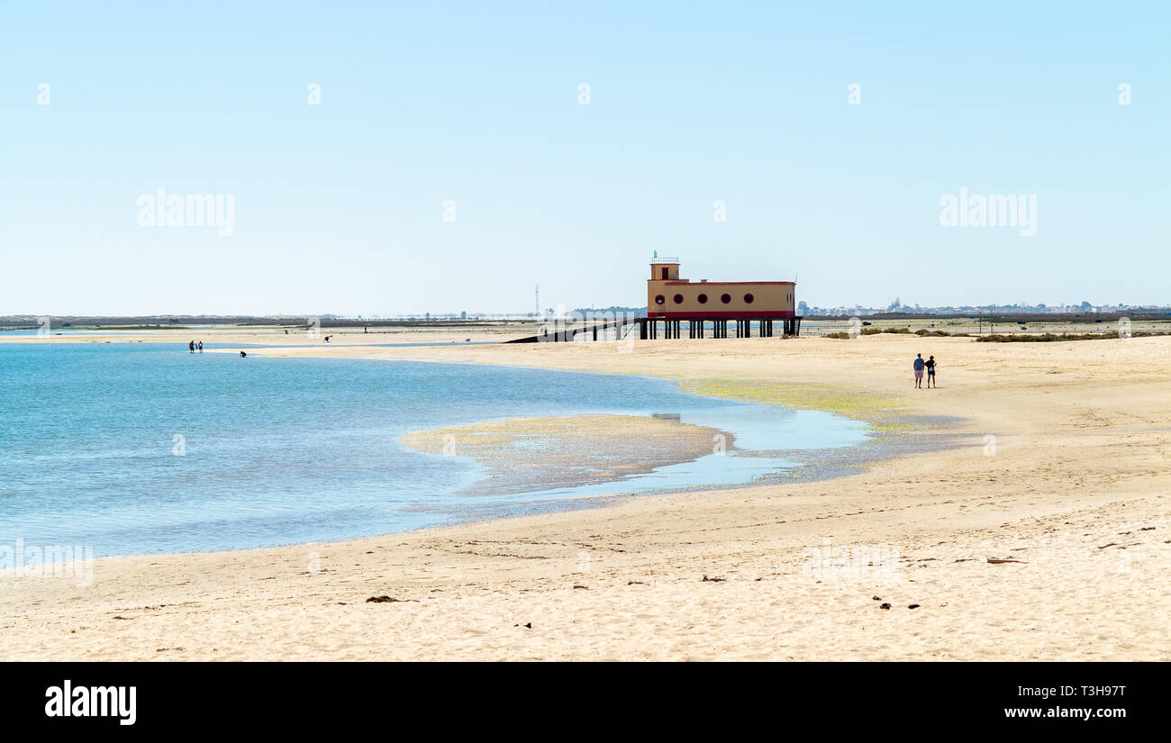 Praia da Fuzeta com a casa Salva-Vidas ao fundo Stock Photo - Alamy