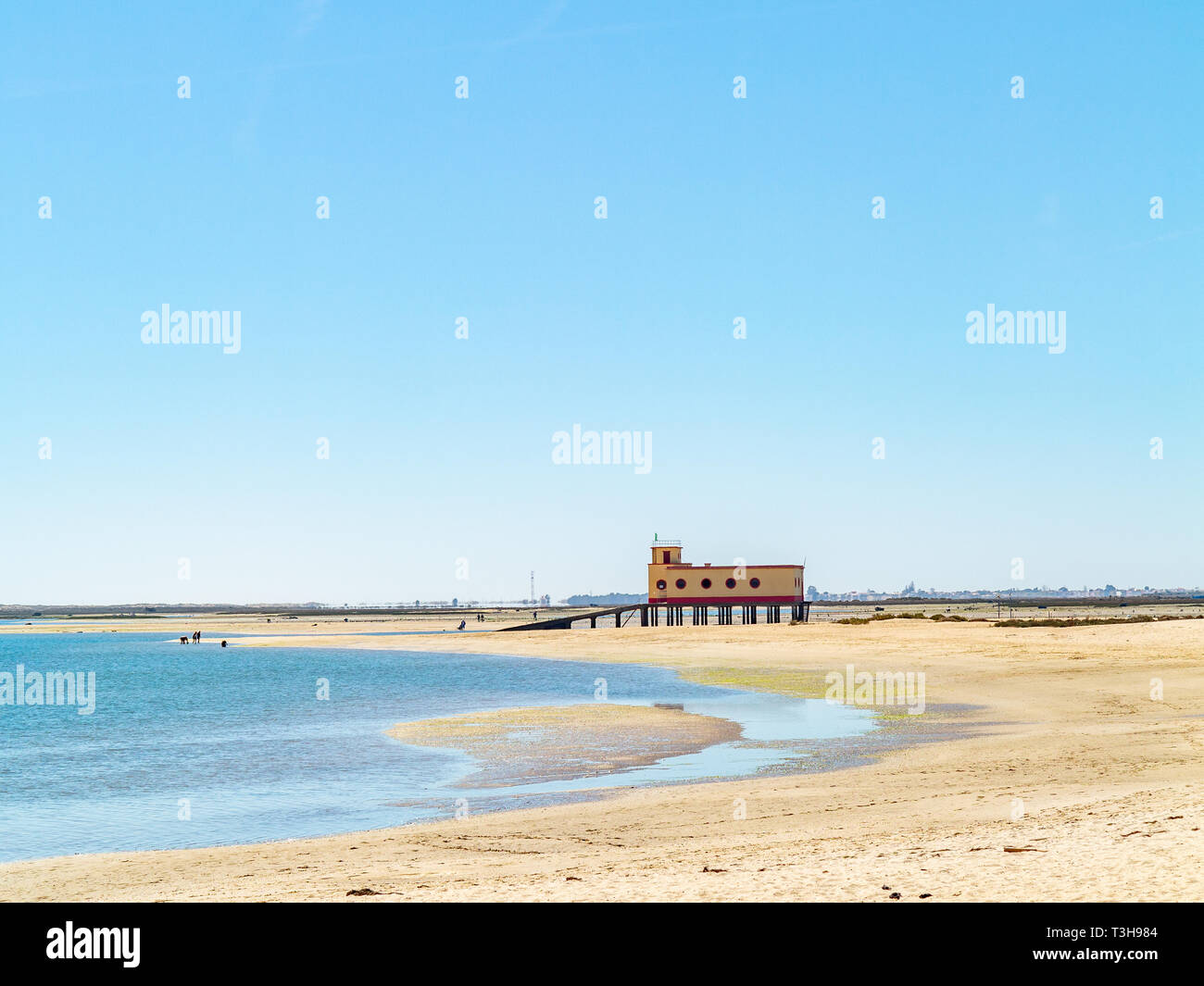 Praia da Fuzeta com a casa Salva-Vidas ao fundo Stock Photo - Alamy