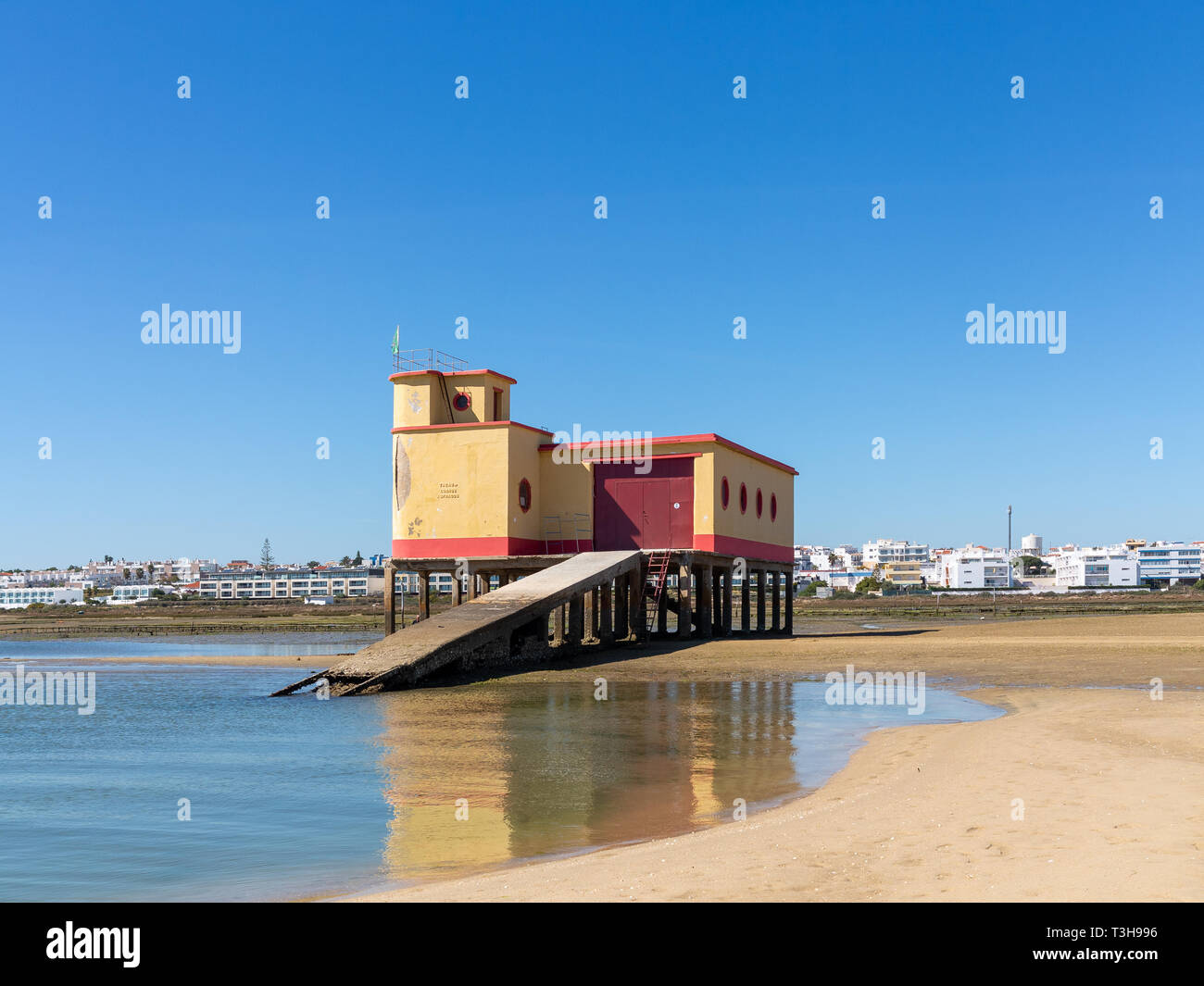 Casa Salva-Vidas da praia da Fuzeta Stock Photo - Alamy