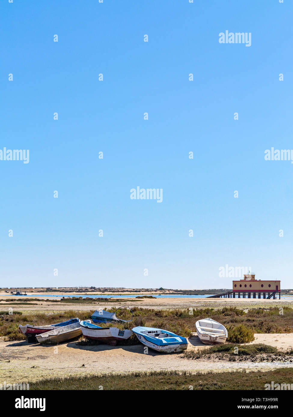 Praia da Fuzeta com casa Salva-Vidas e barcos Stock Photo - Alamy