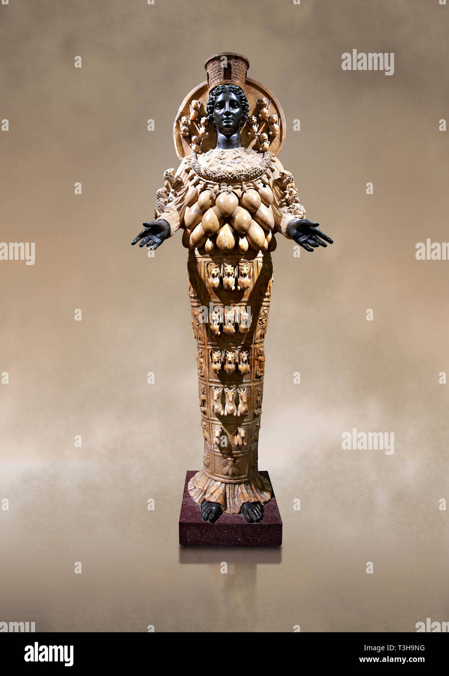 Statue of artemis hi-res stock photography and images - Alamy