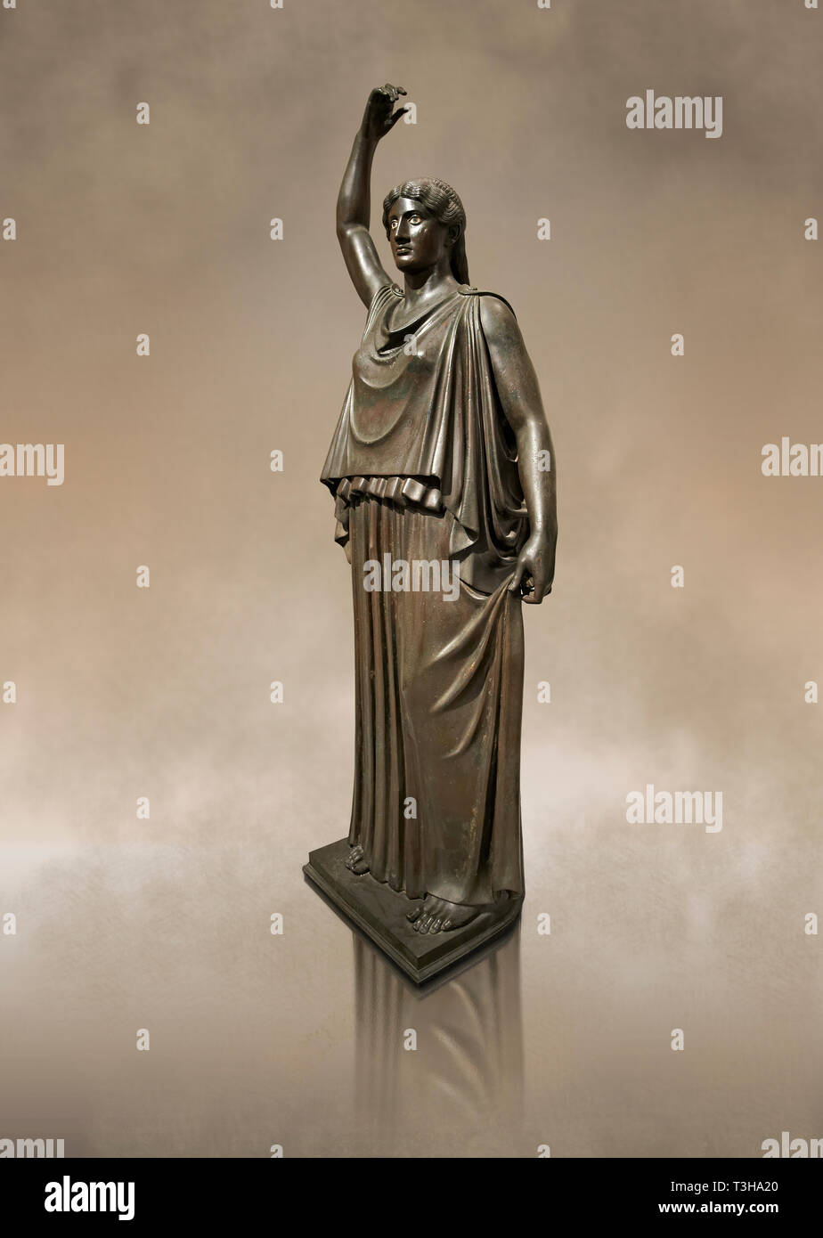 Ancient greek women statues hi-res stock photography and images - Alamy