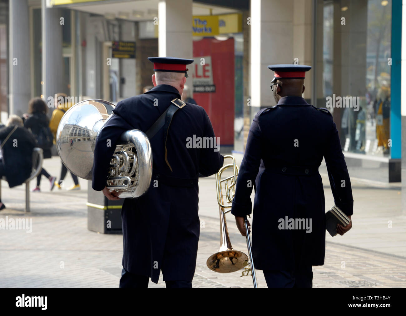 Walking musicians hi-res stock photography and images - Alamy