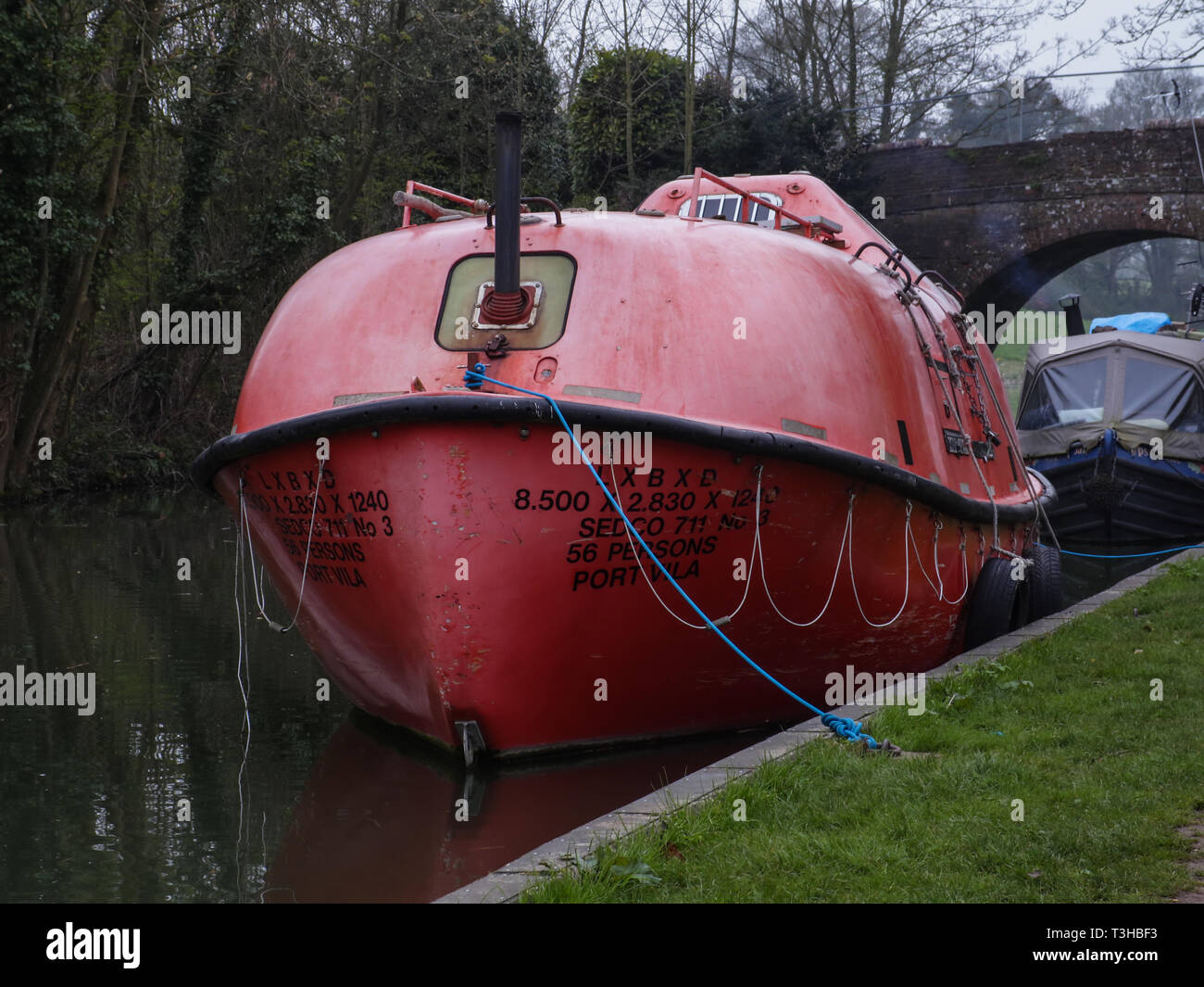 Boat tied to the towpath hi-res stock photography and images - Alamy