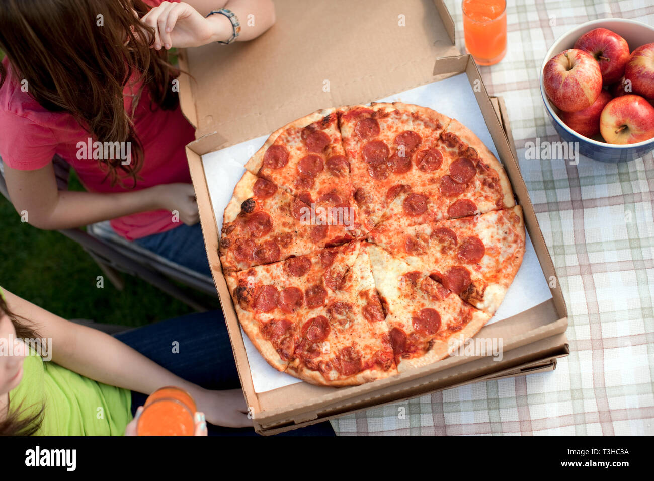 Children sharing a pizza hi-res stock photography and images - Alamy