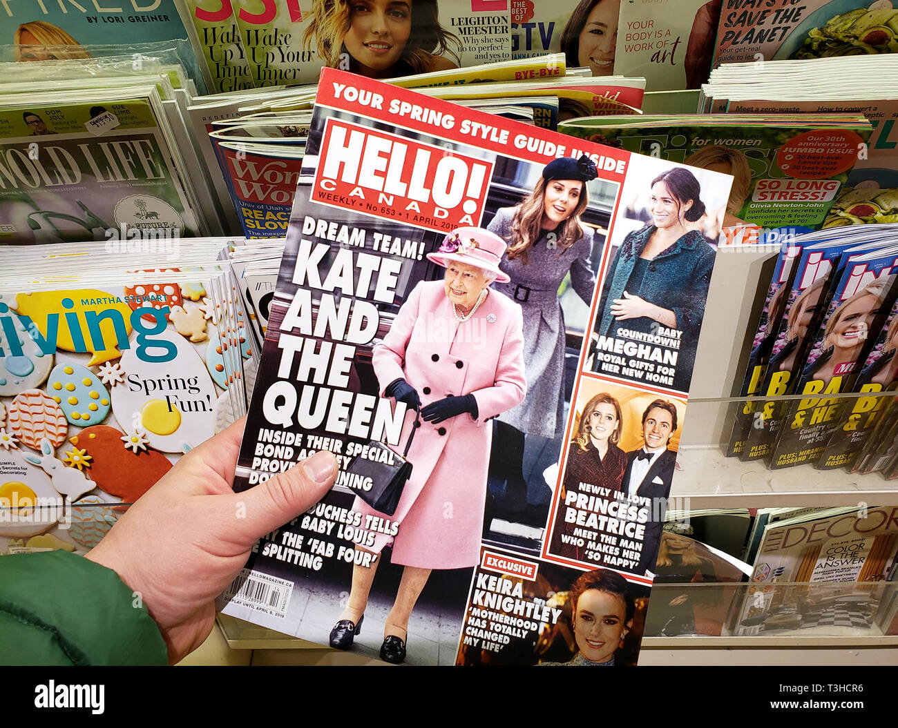 Queen on front page newspaper hi-res stock photography and images - Alamy