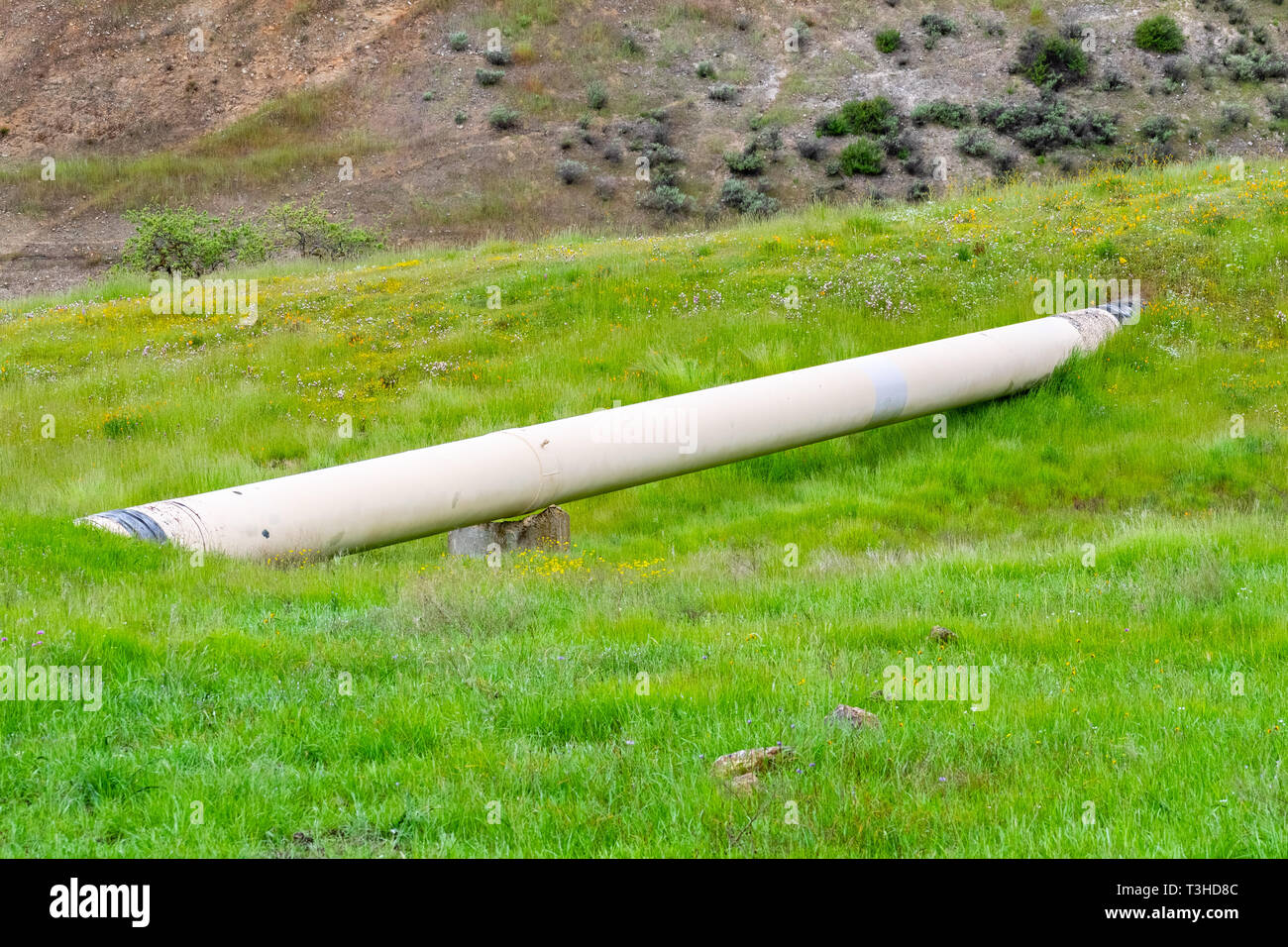 Pipeline crossing hi-res stock photography and images - Alamy