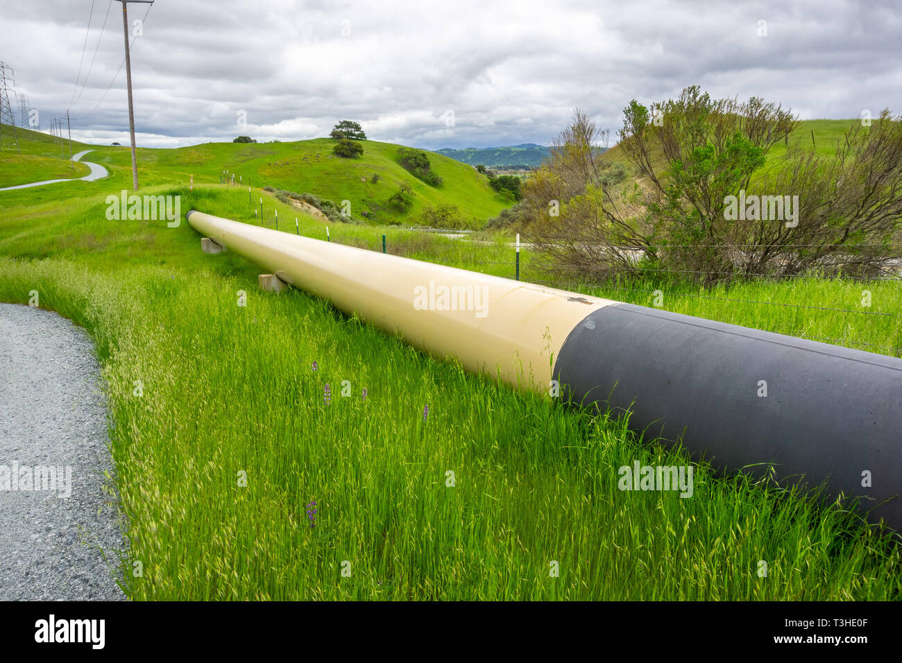Pipeline crossing hi-res stock photography and images - Alamy