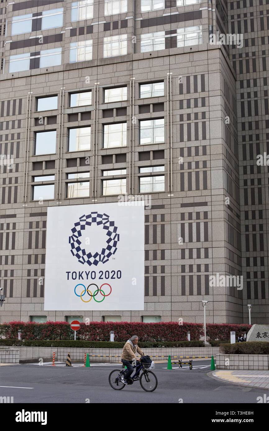 A banner for the 2020 Olympic games in Tokyo hanging from the Tokyo ...