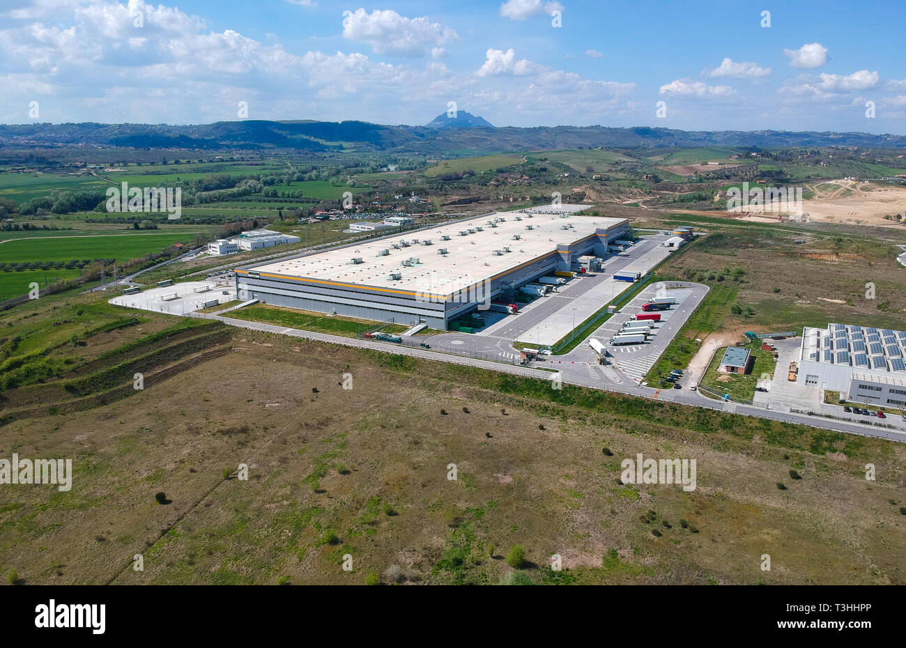 Amazon logo italy distribution center hi-res stock photography and ...