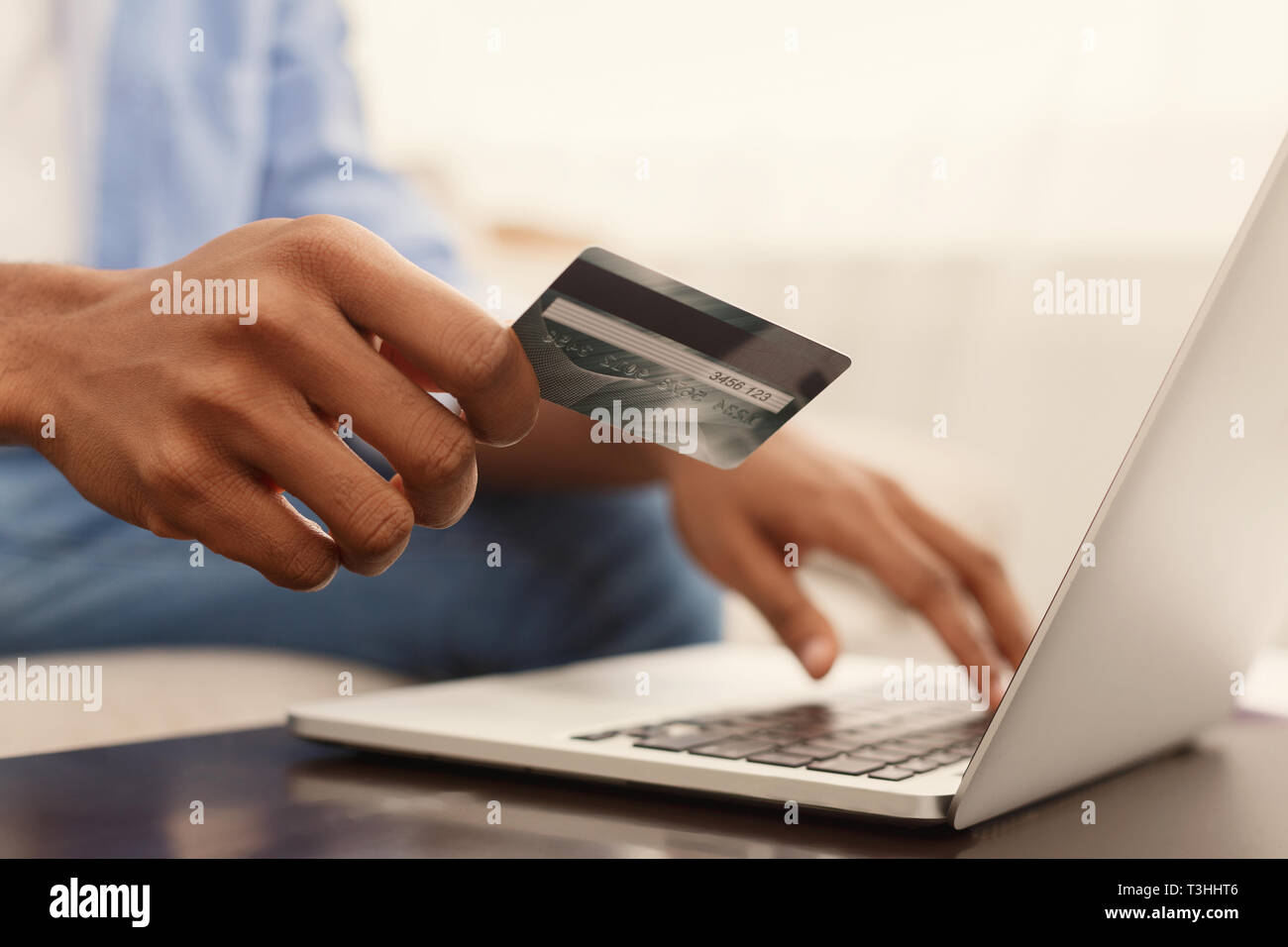 Man purchasing technology hi-res stock photography and images - Alamy