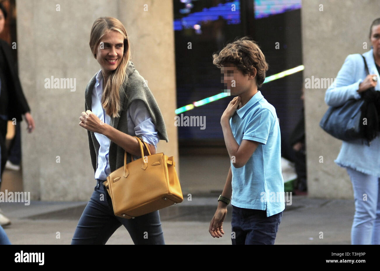 Lavinia Borromeo, wife of John Elkann, takes her son Leone to shop ...