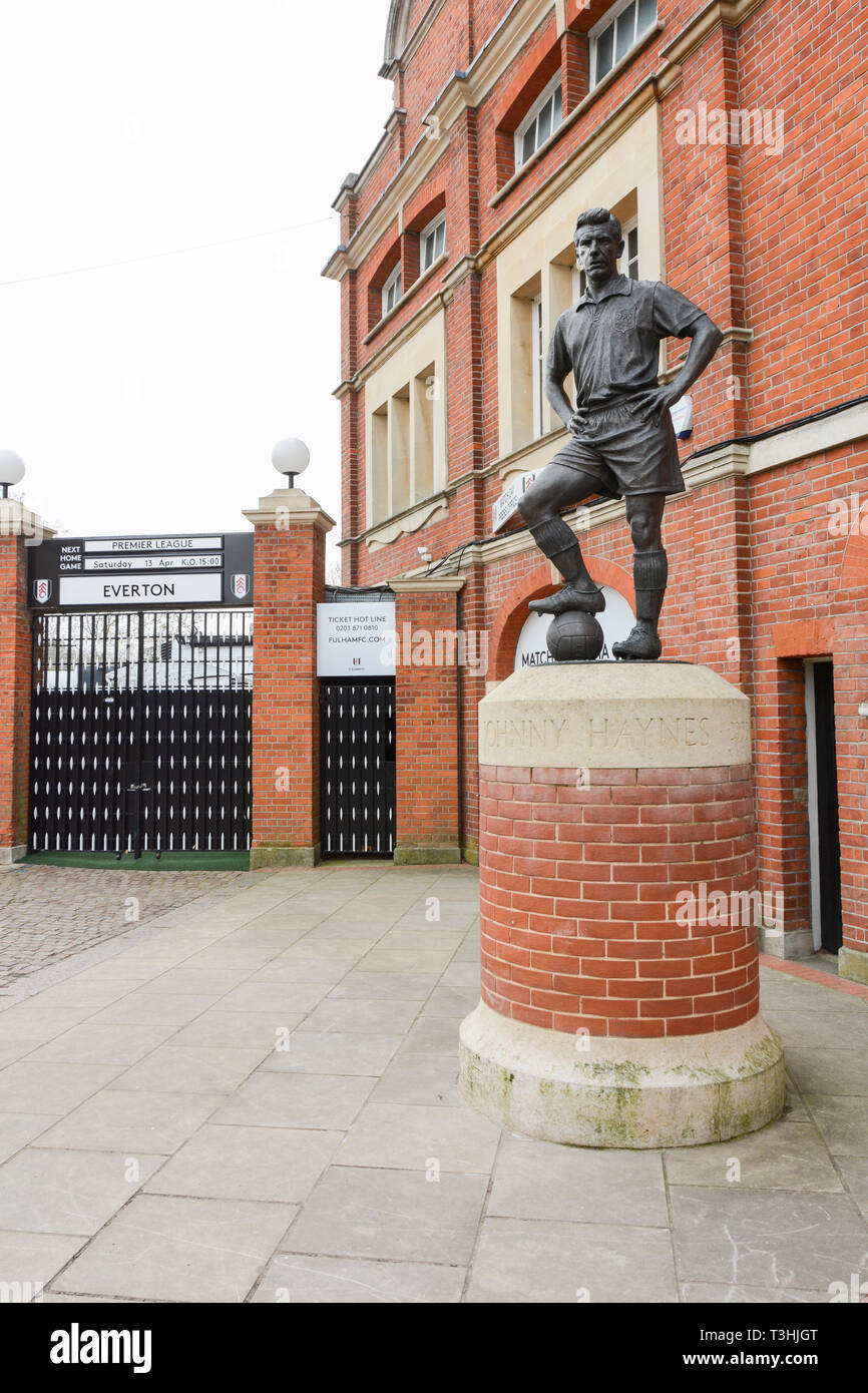 Statue ot Johnny Haynes, the Maestro, outside Craven Cottage the home ...