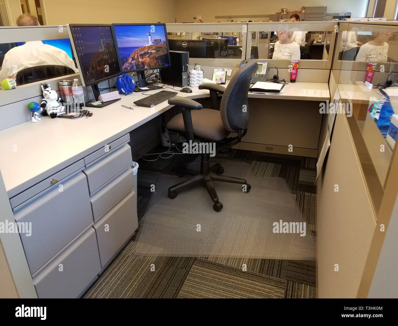 Dual screens office hi-res stock photography and images - Alamy
