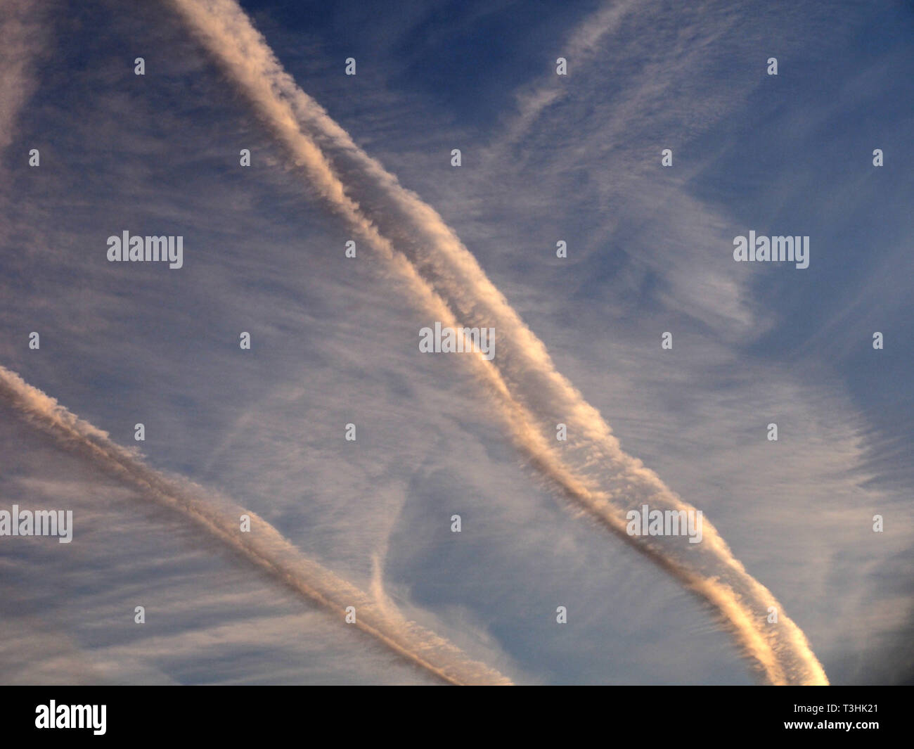 White trail from a plane hi-res stock photography and images - Alamy