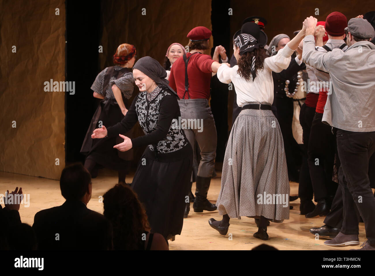 Curtain call for opening night of 'Fiddler On The Roof' in Yiddish at ...