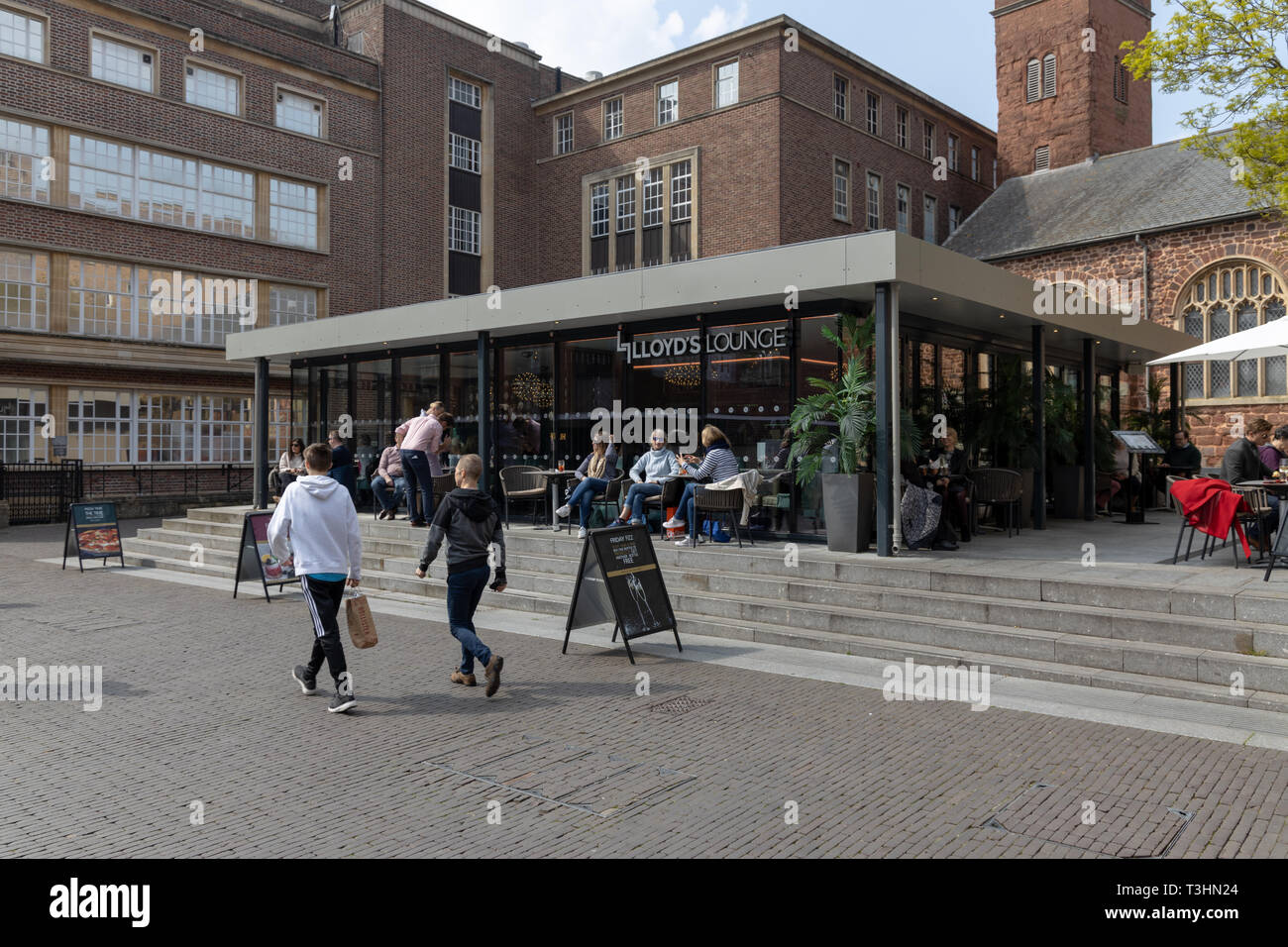 People outside Lloyd's Lounge, Exeter Stock Photo - Alamy