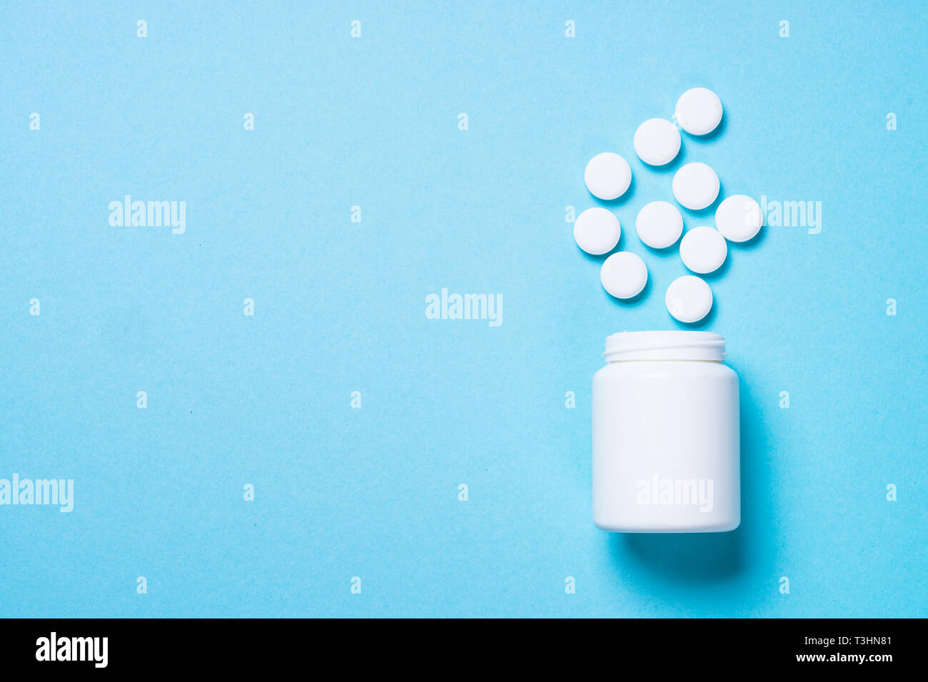 Top view pile pills hi-res stock photography and images - Alamy