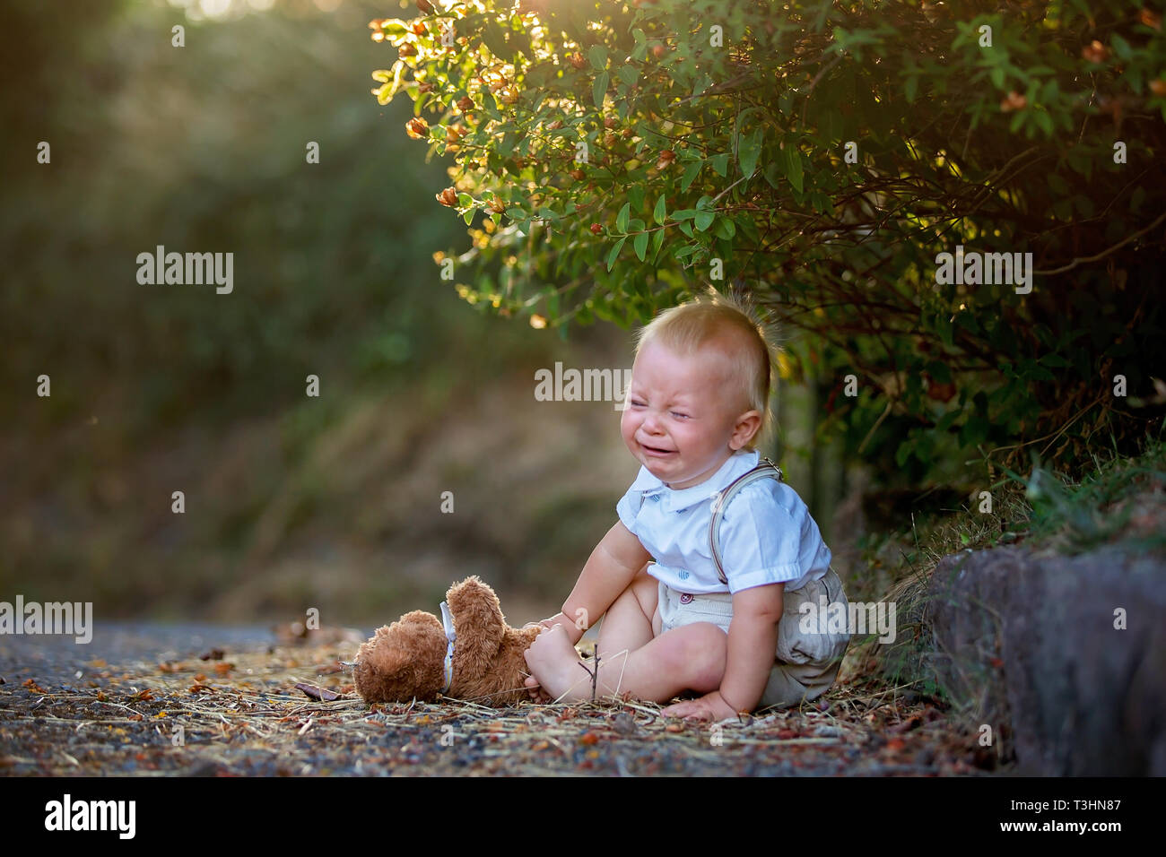 Crying blonde boy toddler hi-res stock photography and images - Alamy