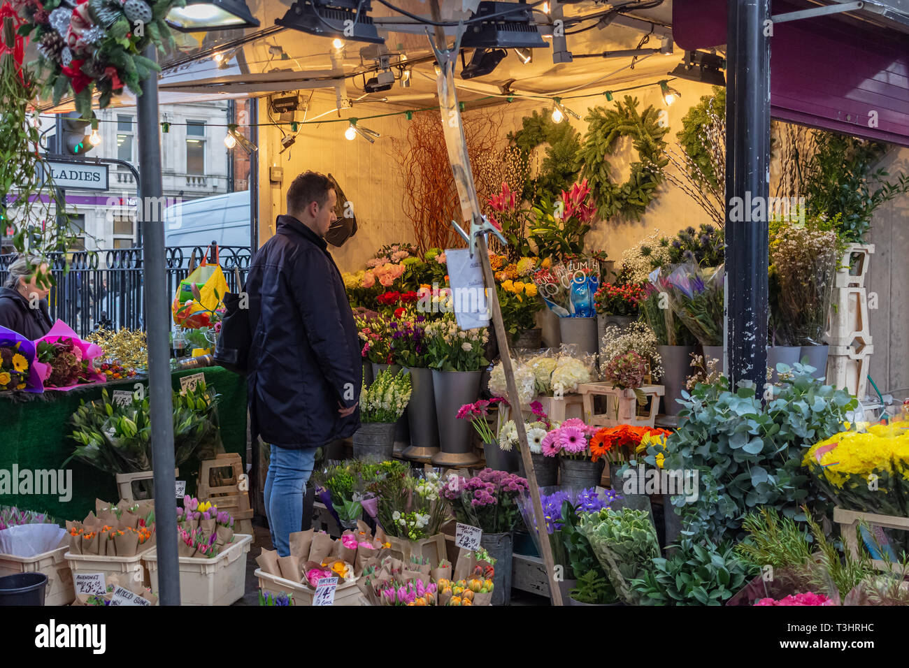 20 stalls hi-res stock photography and images - Alamy