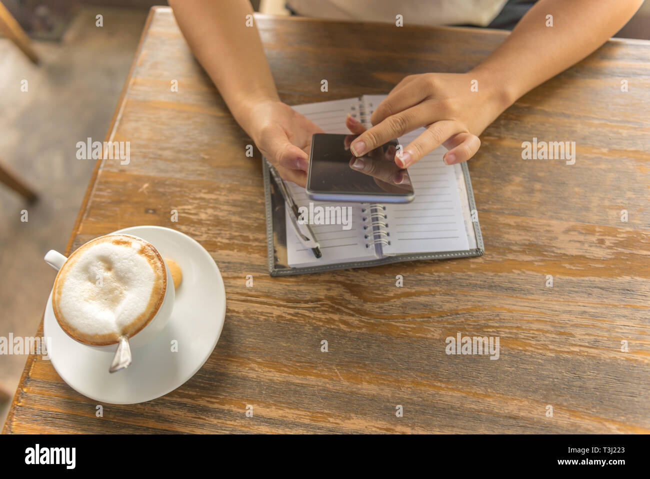 Woman hand using smartphone in the coffee shop Stock Photo - Alamy